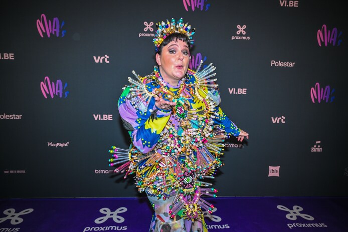 Meer dan 200 uur handwerk en minstens tienduizend parels: zo kwam de outfit van Daphne Agten op ...