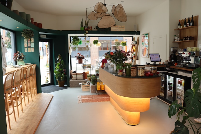 NET OPEN. Doreen (52) opent samen met drie zonen conceptwinkel ‘Flora ...