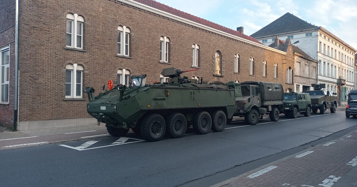 “Het lijkt wel oorlog in Eeklo!”: legervoertuigen palmen ...