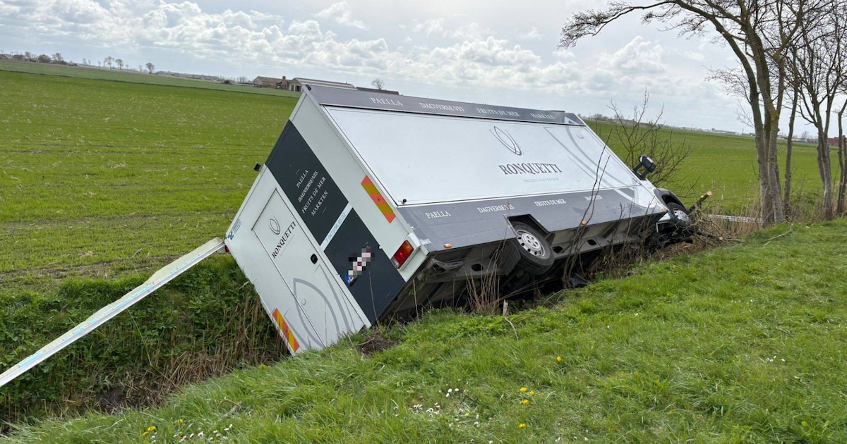 Bestuurder (35) lichtgewond nadat bestelwagen in gracht belandt in ...