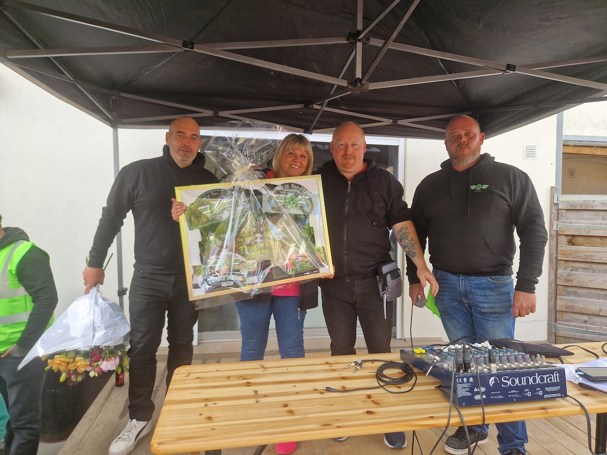 Aan de start van de vijfde Donkey Run in Ronse: de mooiste bromfietsen ...