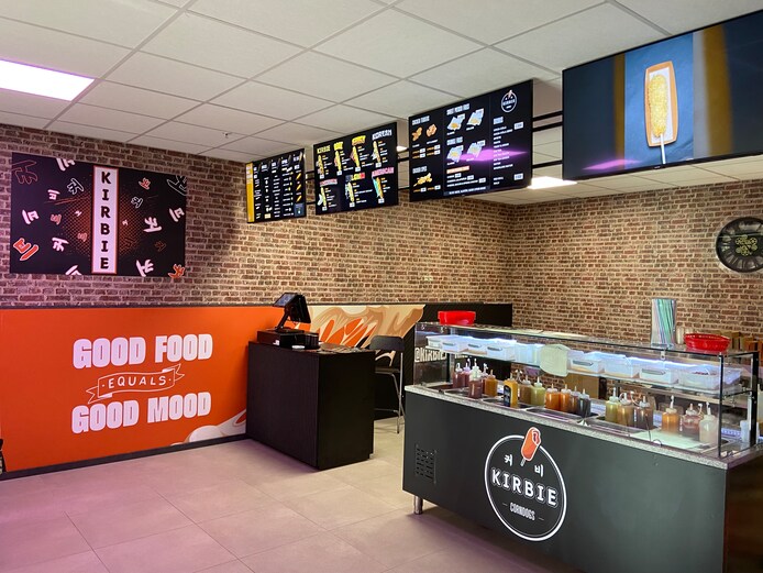 NET OPEN. Smullen van hotdog op stokje, tussen het shoppen door: “Je ...