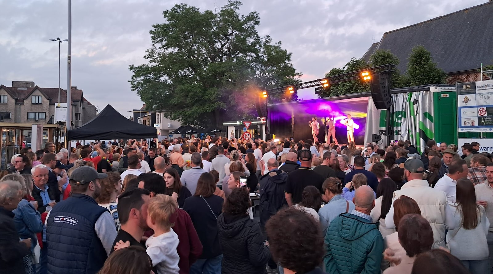 De Romeo’s zorgen voor ambiance op de Ooigemse Feesten | Foto | hln.be
