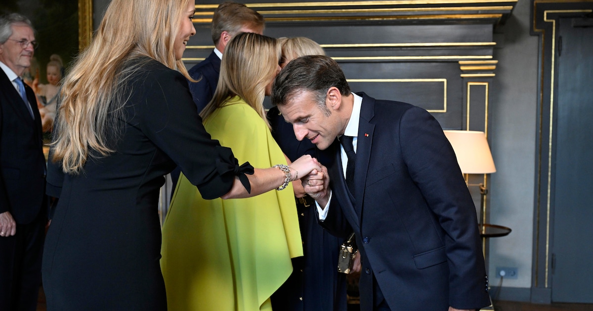 Prinses Amalia ontvangt zonder gips wereldleiders (en krijgt handkus ...