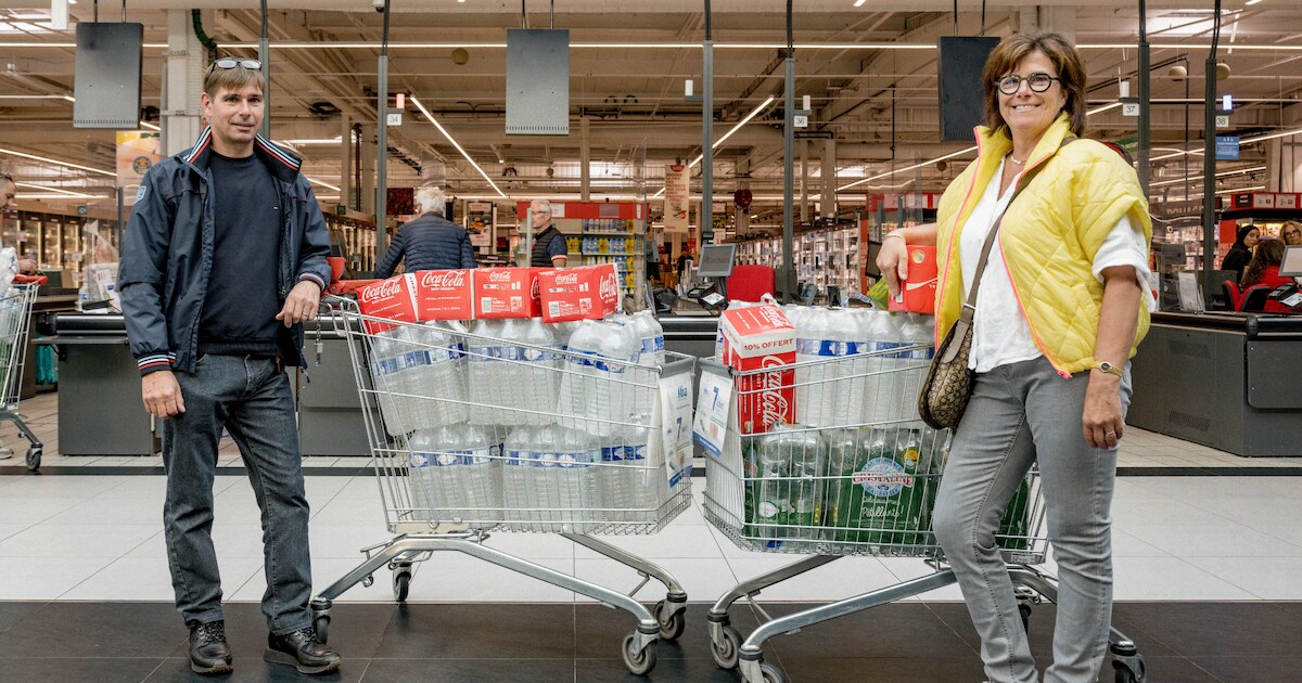 Deze Vlamingen winkelen in Auchan vlak over de grens. “2 winkelkarren ...