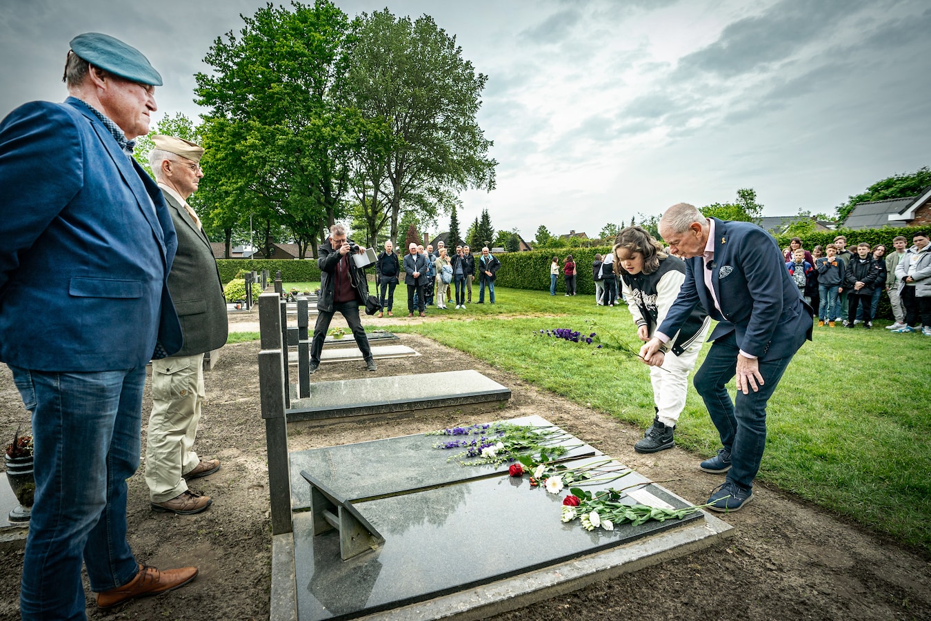 Scholieren adopteren het graf van ‘goede Duitser’ Joep, die honderden ...