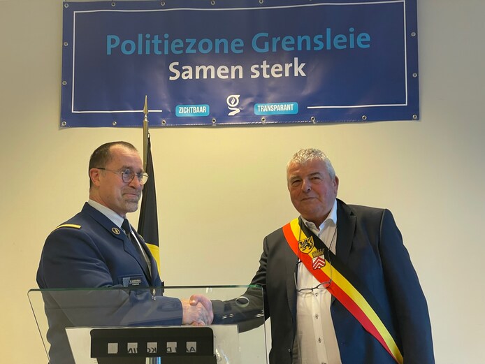 Didier Vandecasteele legt officieel eed af als korpschef bij ...