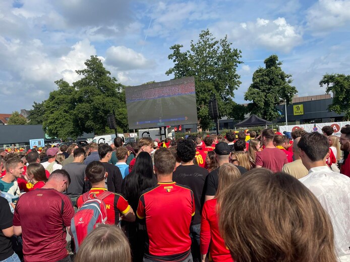 Rode Duivels-fans massaal op post op de Keizershalparking: “Zeker 2.500 ...