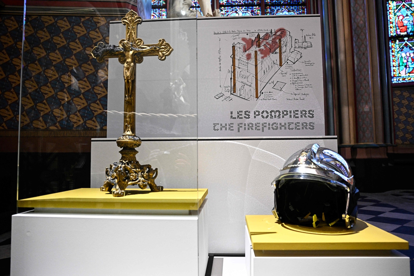 IN BEELD. Eerste misviering in Notre-Dame van Parijs sinds brand in ...