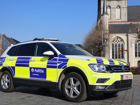 Taxi komt tot stilstand in voortuin | Regio | HLN.be