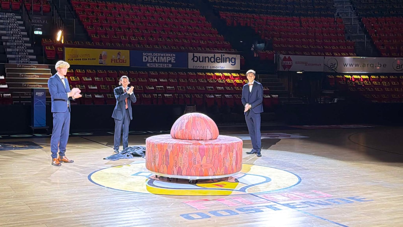 Vlei je neer op deze zetel gemaakt met 100 basketballen: dit is de ...