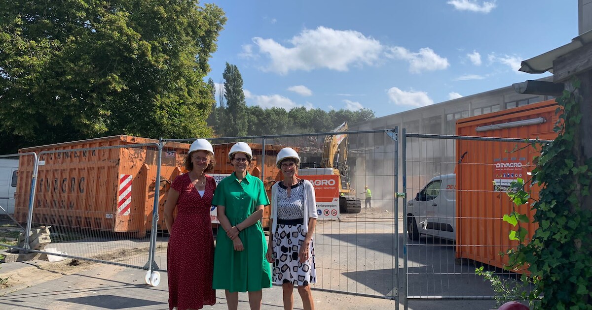 Oude wasserij en achterzijde van hoofdgebouw OC Cirkant tegen de vlakte ...