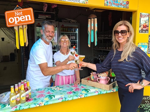 NET OPEN. Ferry en Christine openen zomerbar op site van Den ...