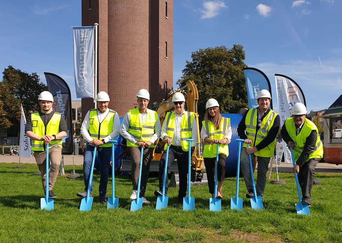 Fiberklaar geeft symbolische eerste spadesteek van uitrol open ...