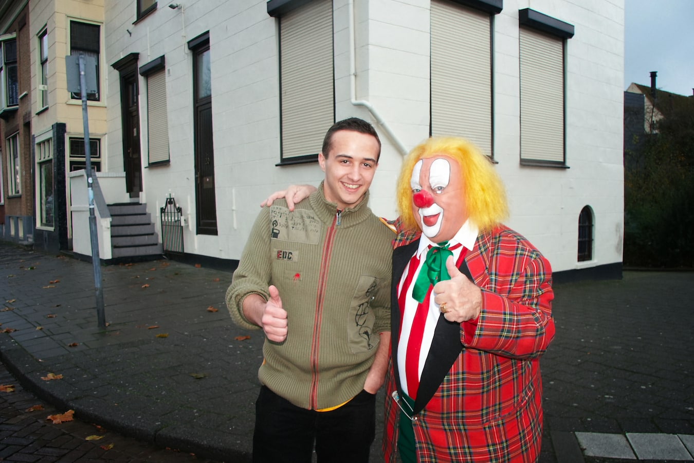 DE VERZAMELAAR. Maxim (35) is grootste ‘Bassie & Adriaan’-fan van Lage ...