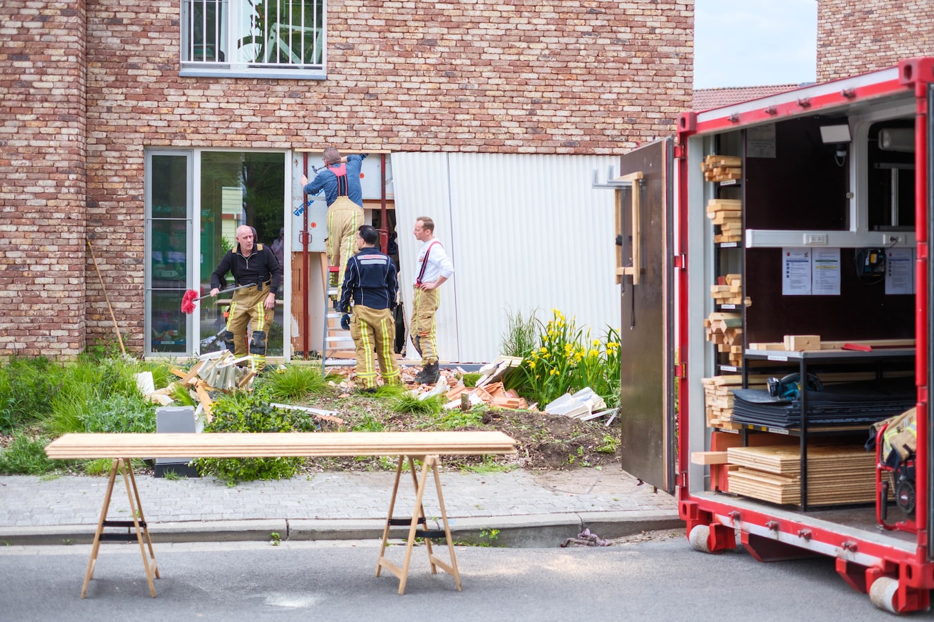 Auto rijdt weg van politie en botst tegen woning in Mechelen: “In de ...