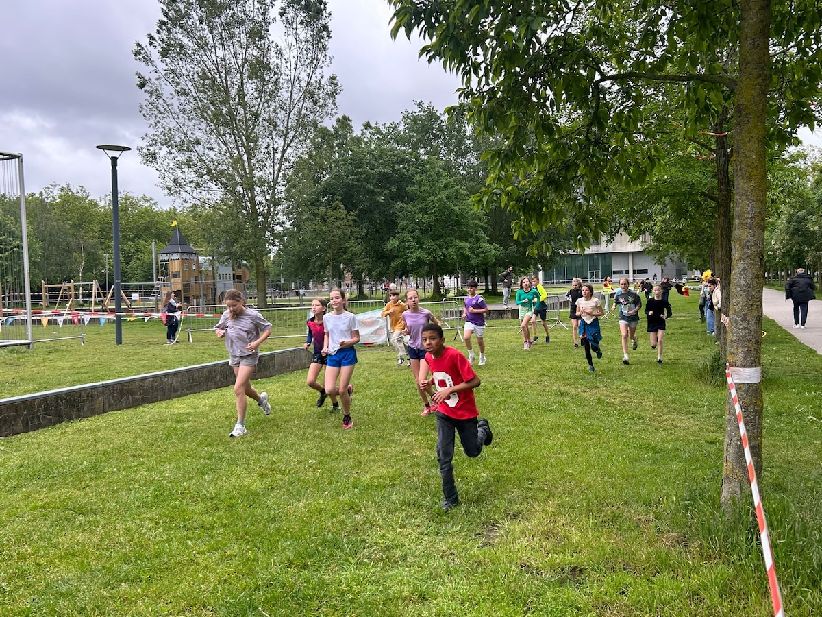 KIJK. 750 lagere schoolkinderen doen mee aan ‘Rabot Loopt’: “Het ...