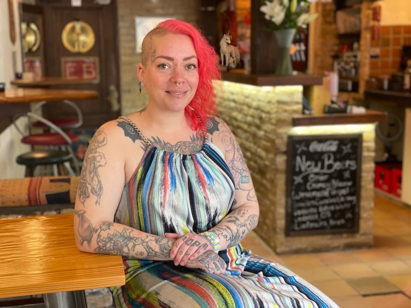 NET OPEN. Rebecca opent de bruine kroeg Jasper’s Pub in Oostende: “Dit ...