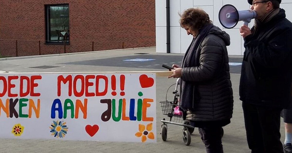 Pastoor Jan Coppens roept rusthuisbewoners goede moed toe met megafoon ...