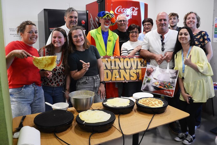 Organisatoren ‘Ninove Danst’ en medewerkers Huis van het Kind bezorgen ...