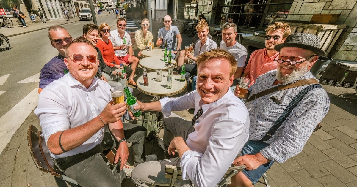 Na de inspanning volgt even ontspanning op café: Vooruit verzamelt op ...