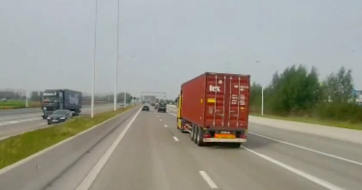 KIJK. Trucker rijdt andere vrachtwagen bijna van weg af nadat hij wordt ...