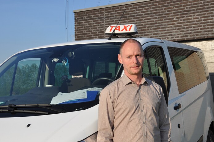 Taxichauffeur krijgt pv op uitgeschreven nummerplaat | Gent | hln.be