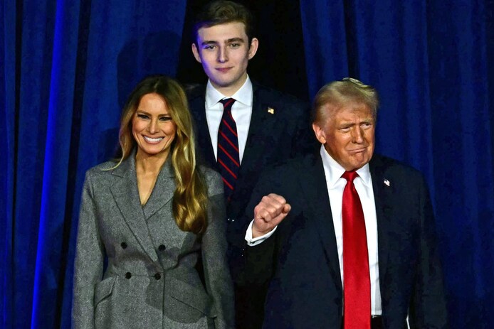 Barron Trump (18) torent met zijn 2,06 meter boven iedereen uit op ...