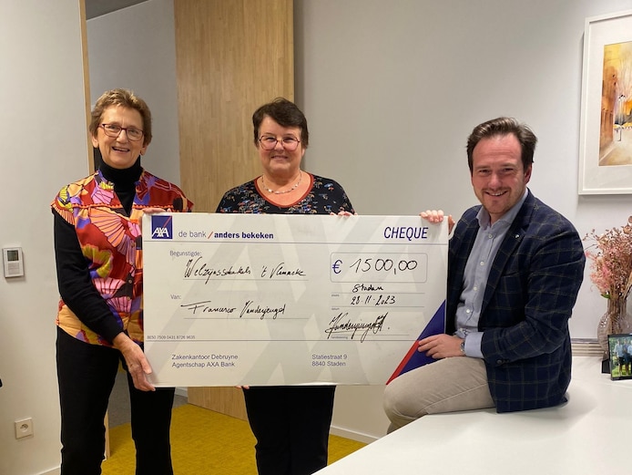 Verkoop spalk van Eames in Stukken Van Mensen brengt 1.500 euro op voor ...
