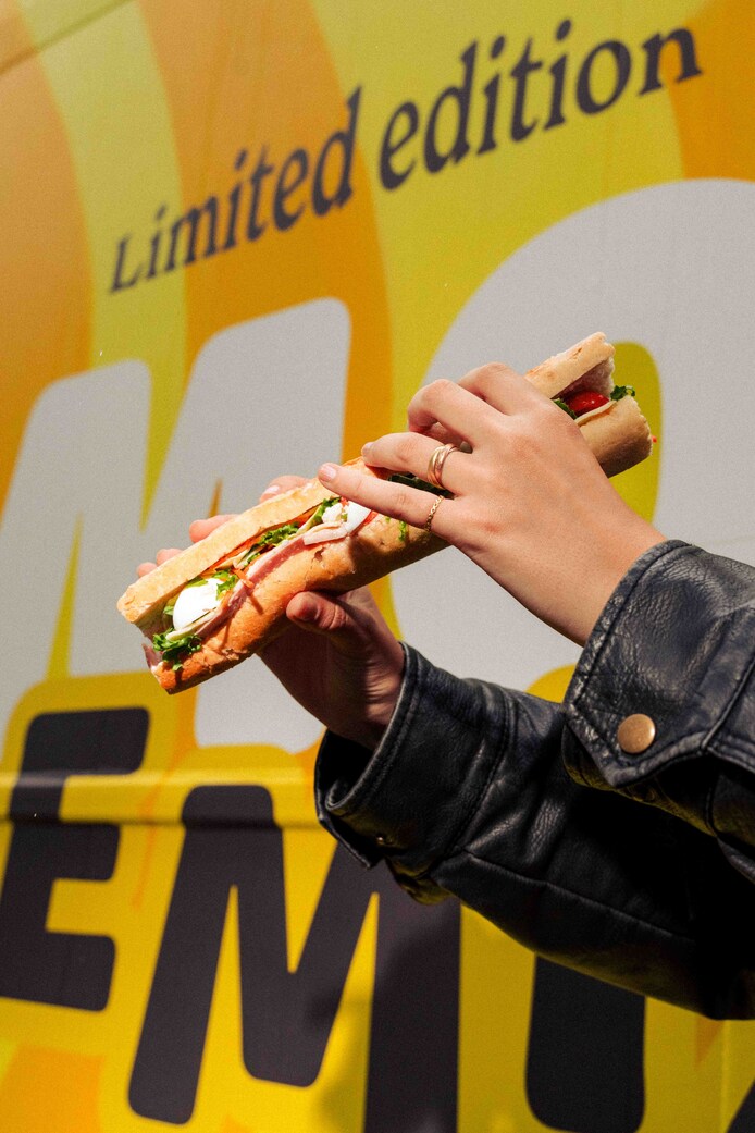 Stap op de feestbus van Panos en proef de nieuwe smos met ‘supersaus ...