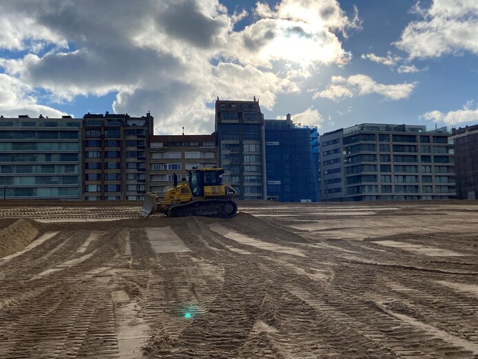 Nivelleringswerken gestart op strand van Knokke-Heist | Knokke-Heist | hln.be