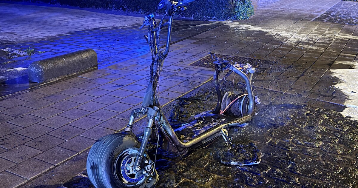 Elektrische bromfiets vliegt in brand voor woning in Sint-Kruis bij ...