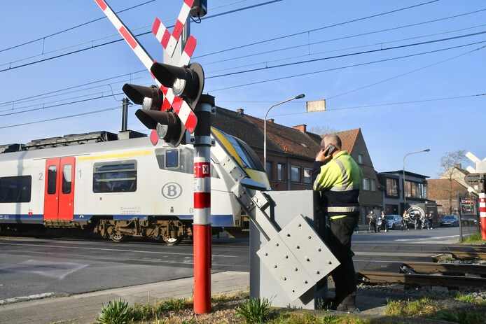 Twee fietsers steken gesloten overweg over in Gent, treinbestuurder ...