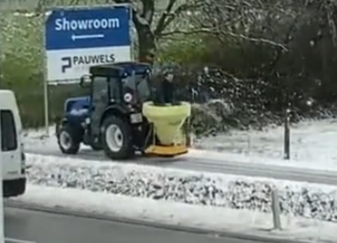 Filmpje over bijzondere manier van zout strooien op Brakelsesteenweg ...