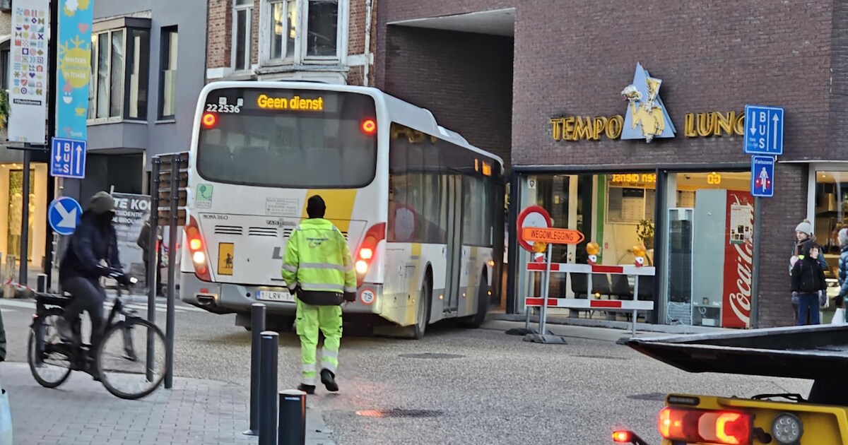 Bus rijdt zich vast in wegenwerken Kouterstraat | Temse | HLN.be