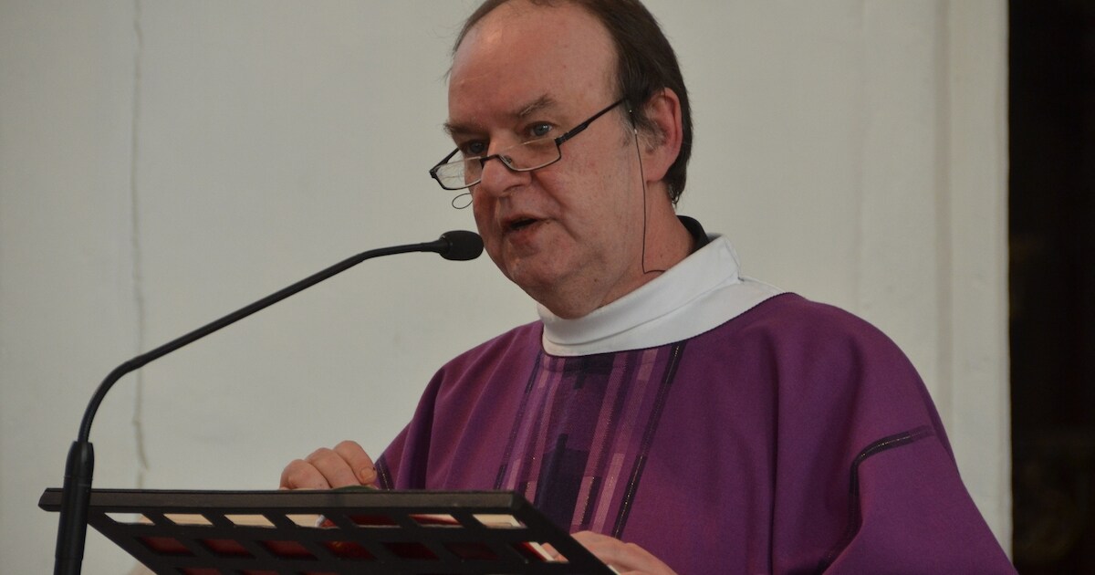 Nieuwe pastoor dankt dokter tijdens eerste mis | Lede | HLN.be