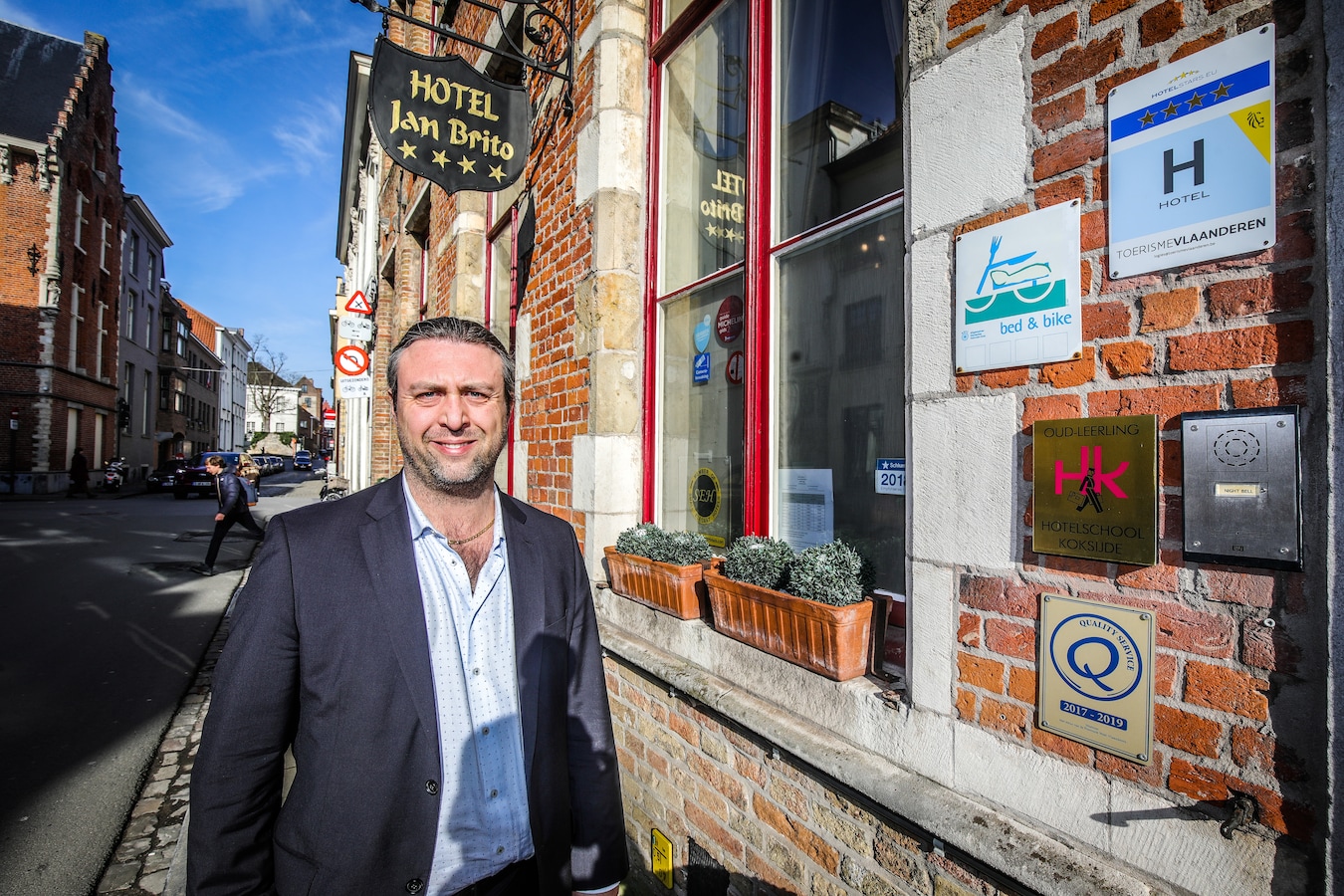 “Dit is echt eng.” Chaos bij honderden hotels in Vlaanderen: gasten ...