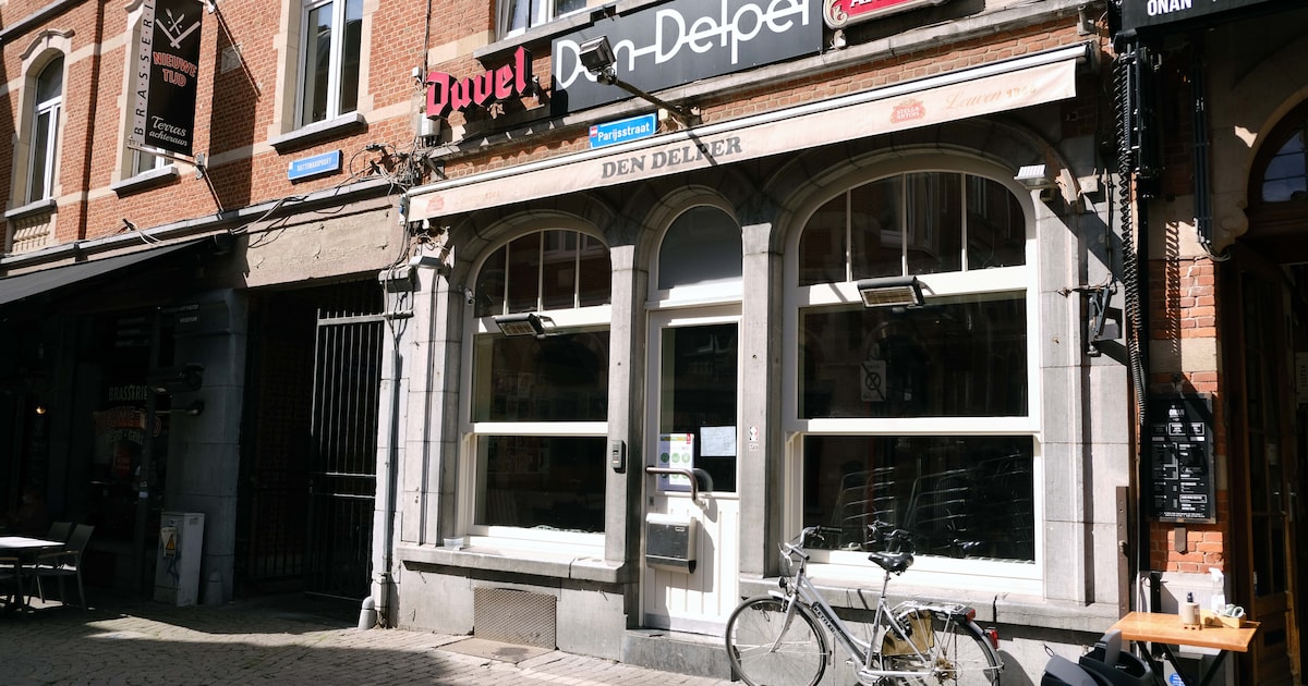 PVDA-leden Raoul Hedebouw en Jos D’Haese geven een vat in Leuven ...