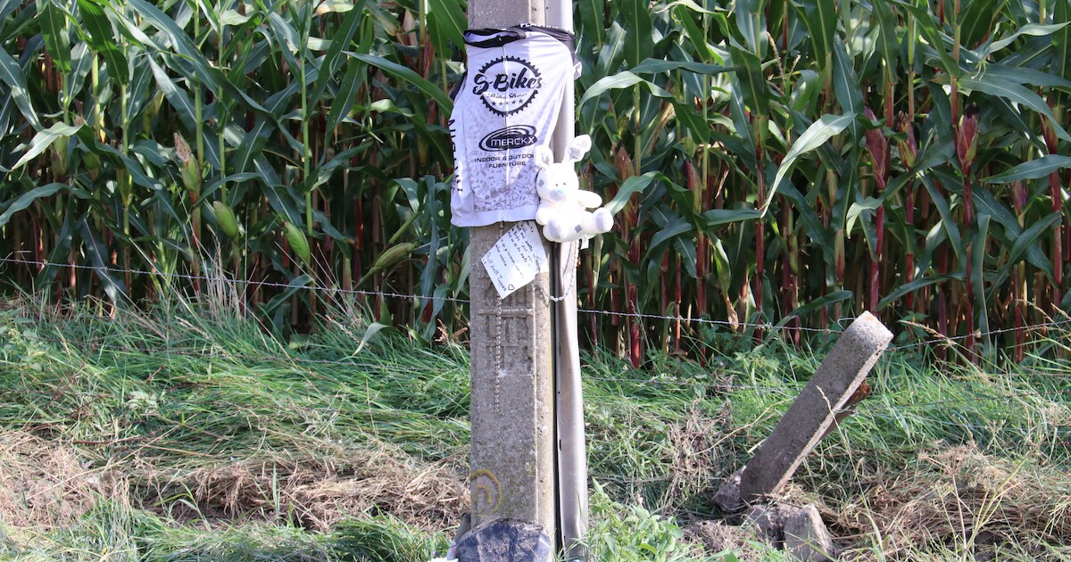 Vrienden en familie leggen bloemen neer op plaats waar Dylan Beeckman ...