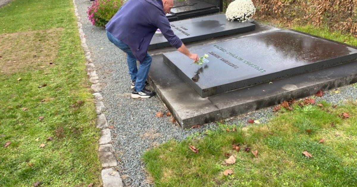 Uitvaartondernemer legt 1.000 bloemen op lege graven: “Iedereen zou ...