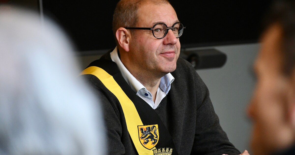 Schepen valt van de trap en haalt op de valreep nog de ...Werviksche ...