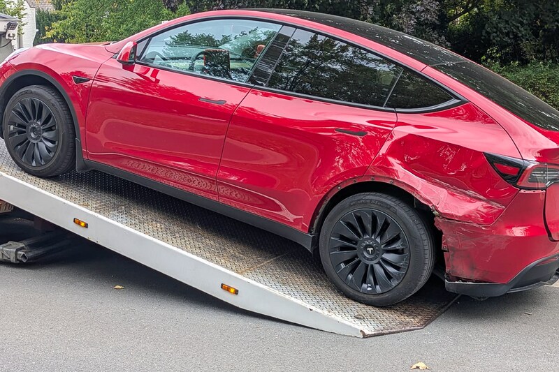 “Mijn Tesla staat daar gewoon te verkommeren”: Walter wacht al maanden ...