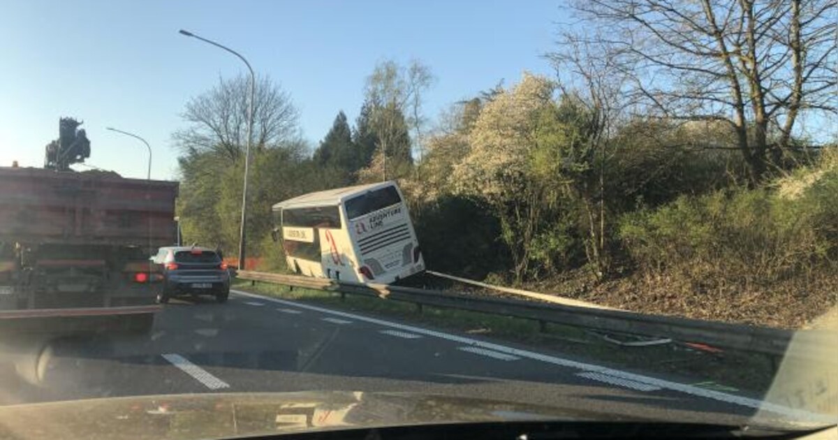 Ongeval met bus met 80-tal leerlingen op E40 in Luik | Binnenland | HLN.be