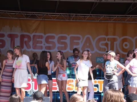 Regi, dj-sets en emmer slijm voor directeur: school De Prins viert ...