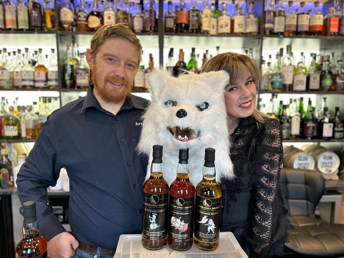 Anthony (37) start eigen whiskymerk ‘Wasted Wolf Whisky’ genoemd naar zijn hond: “Al sinds mijn ...