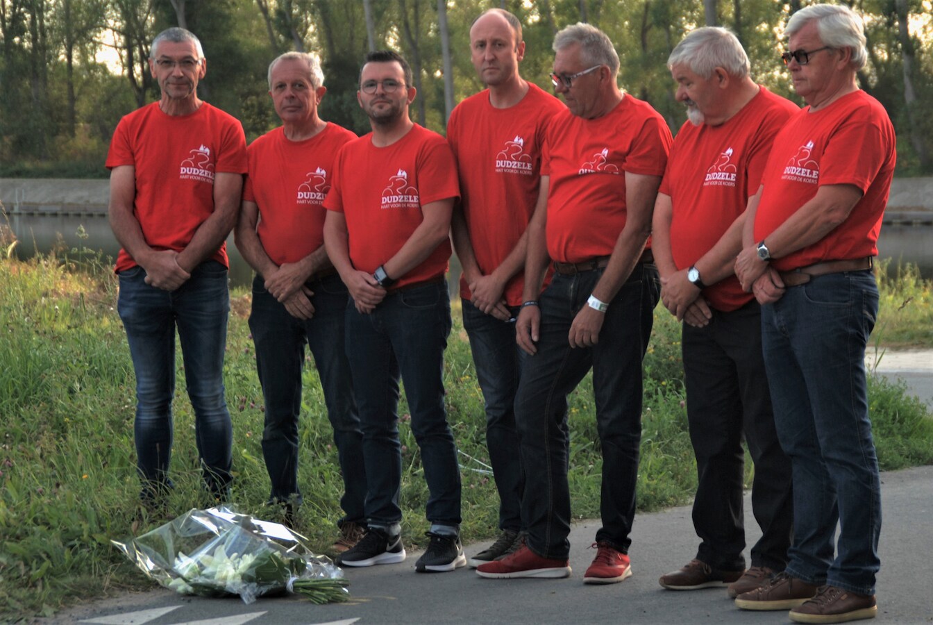 Dudzelenaars leggen bloemen aan plek waar ex-renner Chris Anker ...