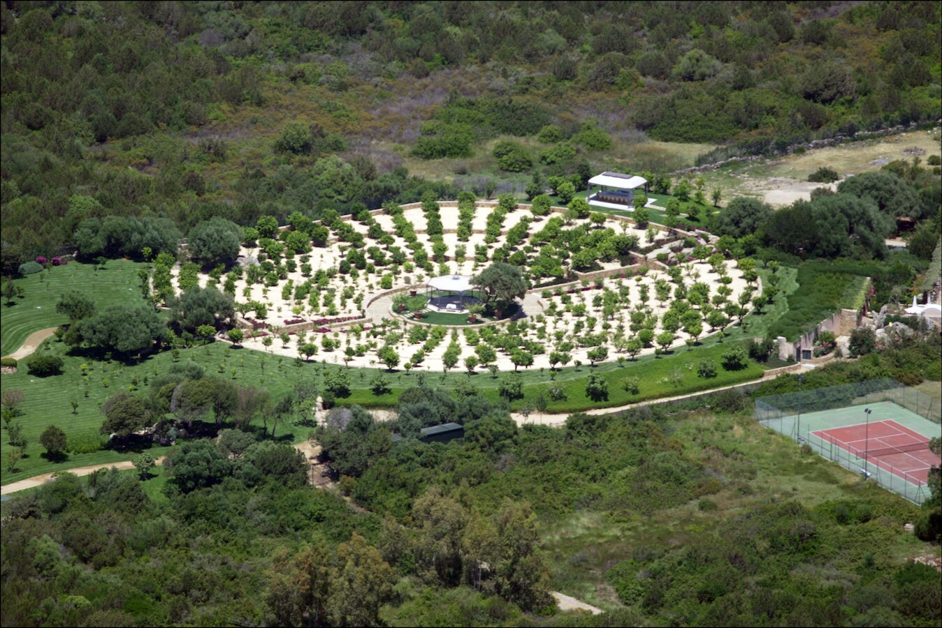 Beruchte ‘bunga bunga’-villa van Berlusconi op Sardinië staat te koop ...