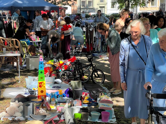 Bezoekers genieten van ruim 100 standjes tijdens eerste Markt Visart ...