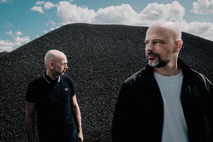 ‘t Hof van Commerce vindt zichzelf opnieuw uit op eerste plaat in 12 ...