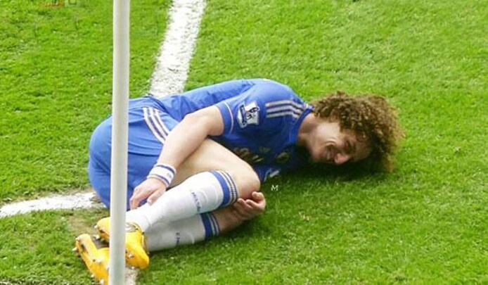 Chelsea wint op Old Trafford, maar David Luiz smeert al lachend rood ...